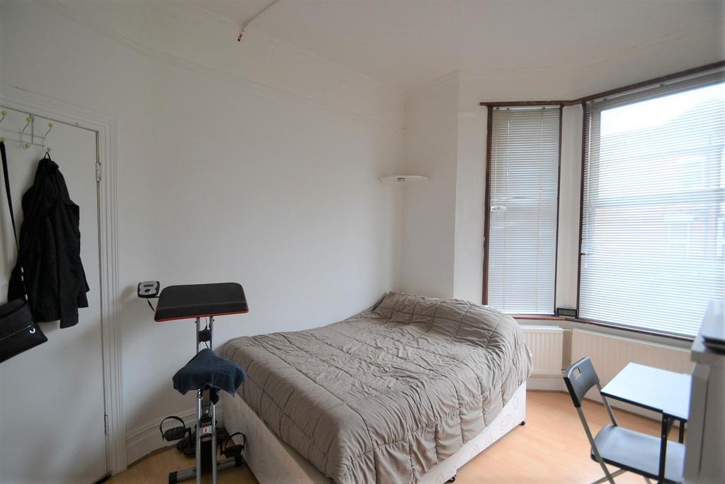 Leghorn Road, London, NW10 Studio - £720 pcm (£166 pw)