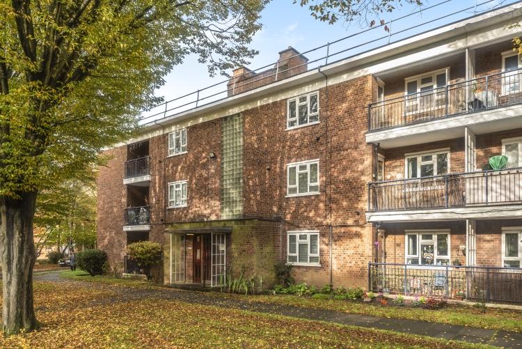 Edensor Gardens London W4 2 bed flat to rent - £1,400 pcm (£323 pw)