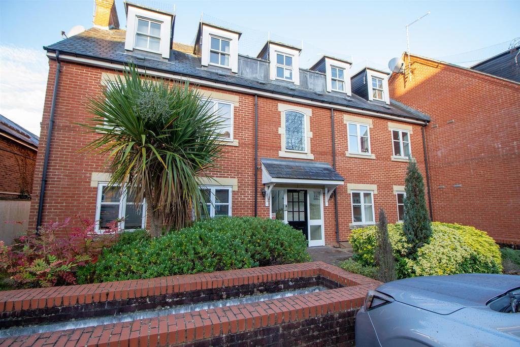 Charter Gate, Boltro Road, Haywards... 2 bed flat - £1,095 pcm (£253 pw)
