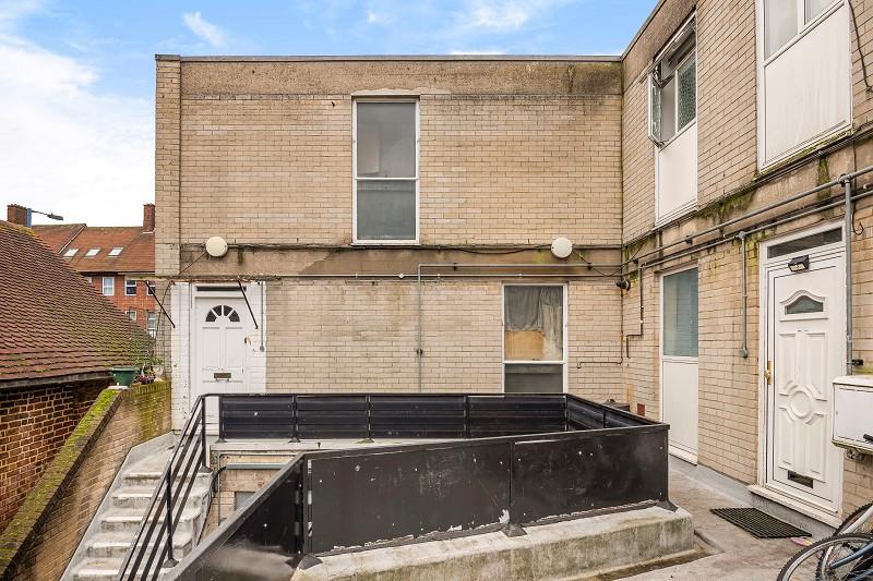 Boot Parade, High Street, Edgware... 2 bed flat - £169,950