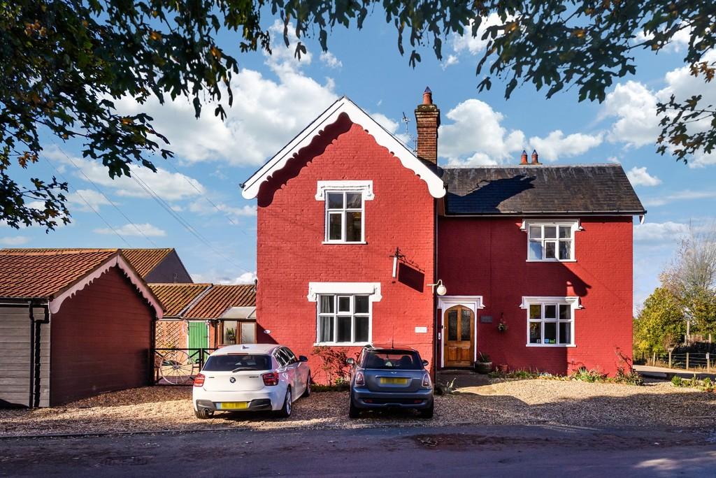 Yaxham 5 bed detached house - £450,000