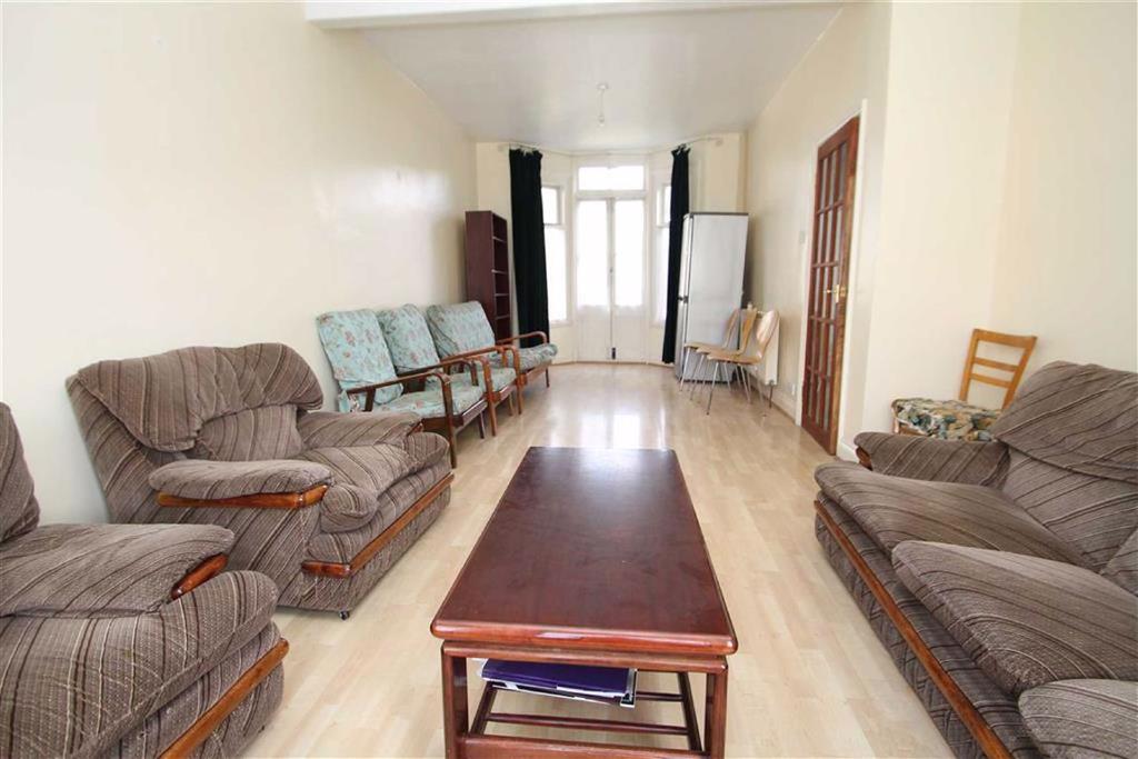 Cobham Road Ilford Essex Ig3 3 Bed End Of Terrace House £435 000