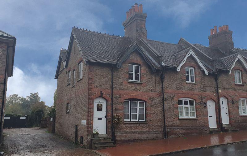 High Street, Cuckfield. 2 bed apartment - £895 pcm (£207 pw)