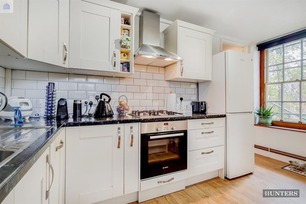 Holloway Road, London, N7 9SS 2 bed flat - £450,000