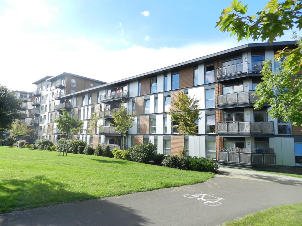 Commonwealth Drive, Three Bridges 2 bed apartment - £1,050 pcm (£242 pw)
