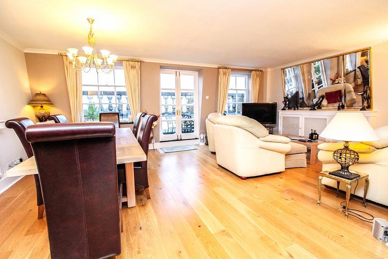 Thorndon Hall, Thorndon Park... 3 bed apartment - £2,100 pcm (£485 pw)