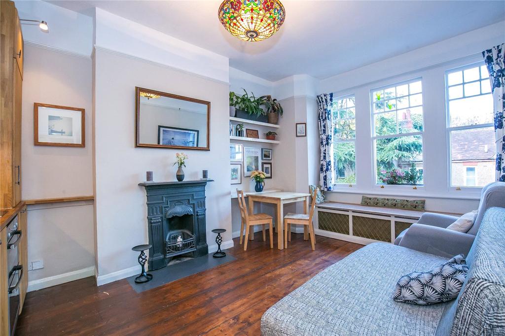 Holmbury View, London, E5 2 bed flat - £425,000