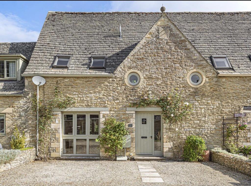 Claydon, Lechlade, GL7 2 bed cottage - £1,250 pcm (£288 pw)