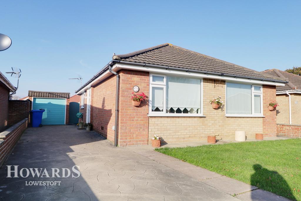 Crestview Drive, Lowestoft 2 bed detached bungalow - £240,000