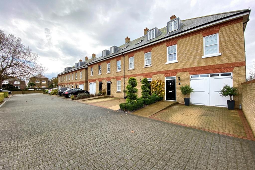 Victoria Place, Walmer, CT14 4 bed end of terrace house - £469,950