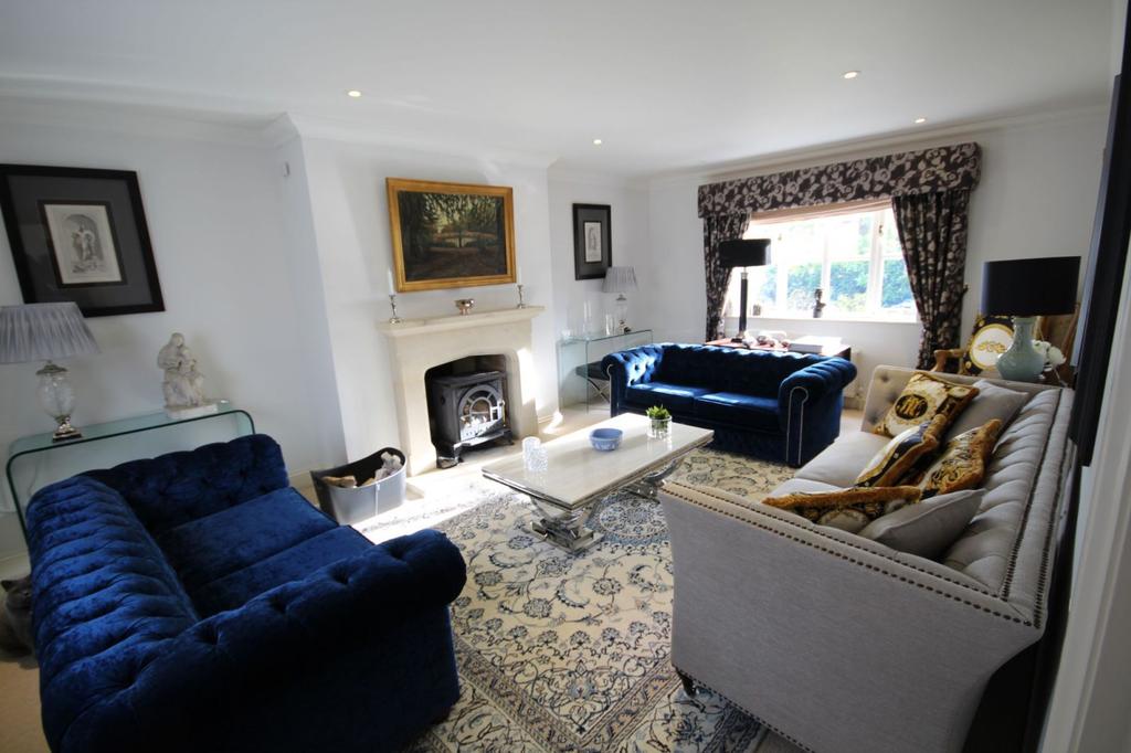 Cross Street, Drayton, Daventry NN11 9ES 4 bed detached house - £600,000