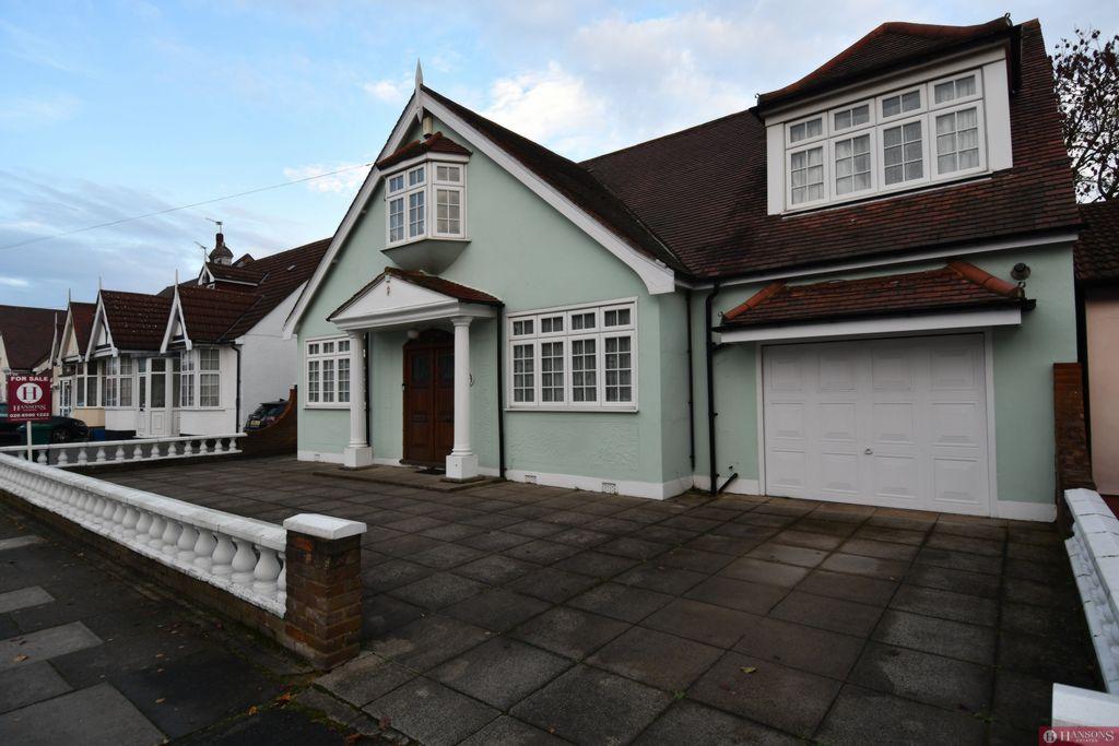 Gyllyngdune Gardens, Seven Kings, IG3 4 bed bungalow - £950,000