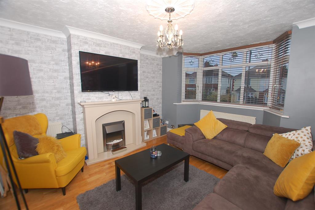Lyndhurst Drive, Stourbridge, DY8 5YQ 2 bed semi-detached house - £167,500