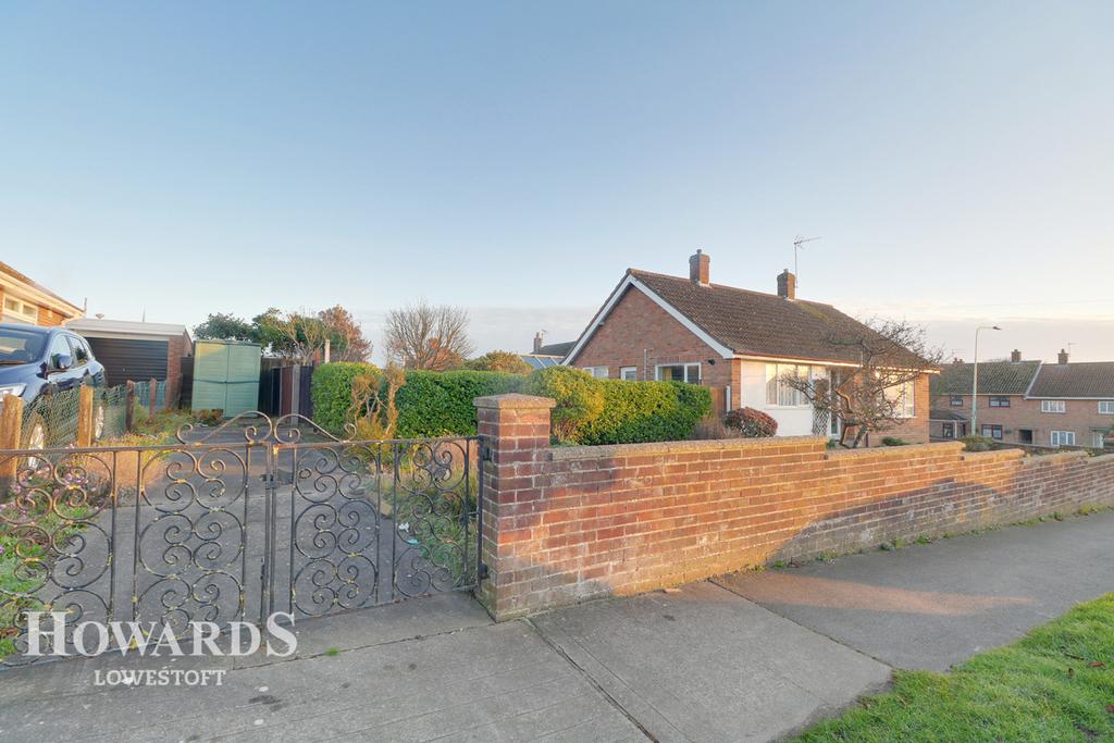 Oulton Road, Lowestoft 2 bed detached bungalow - £200,000