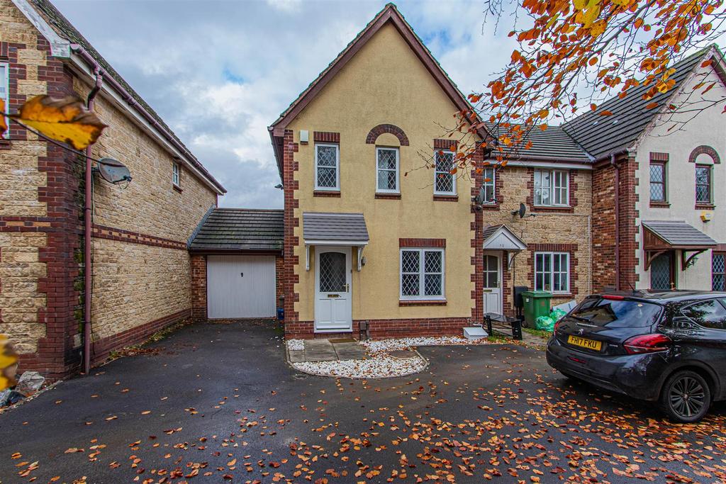 Locke Grove, St. Mellons, Cardiff 3 bed house - £200,000
