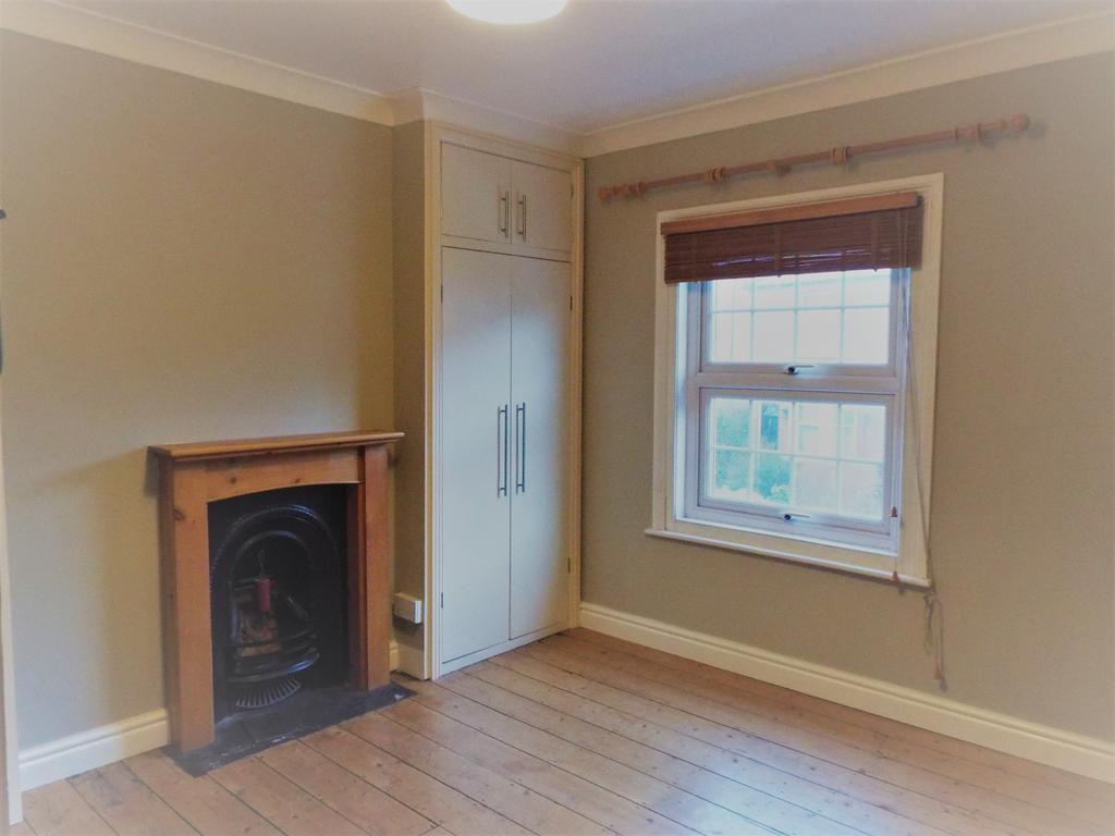 Langborough Road Wokingham Rg40 2 Bed Terraced House £1 175 Pcm £