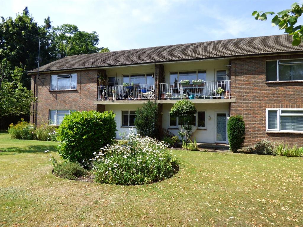 Heath Road, Weybridge, KT13 2 bed flat - £1,200 pcm (£277 pw)
