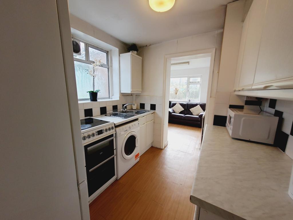 Booth Road, Colindale, NW9 4 bed semi-detached house - £2,000 pcm (£462 pw)