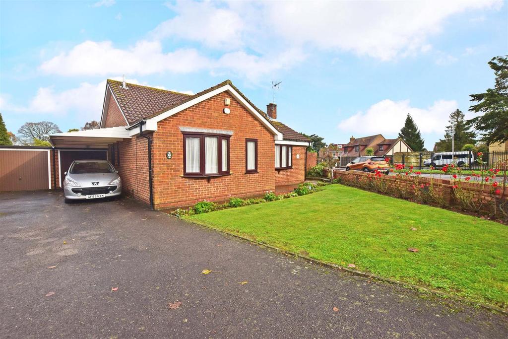 Coppergate, Hempstead, Gillingham 3 bed detached bungalow - £450,000