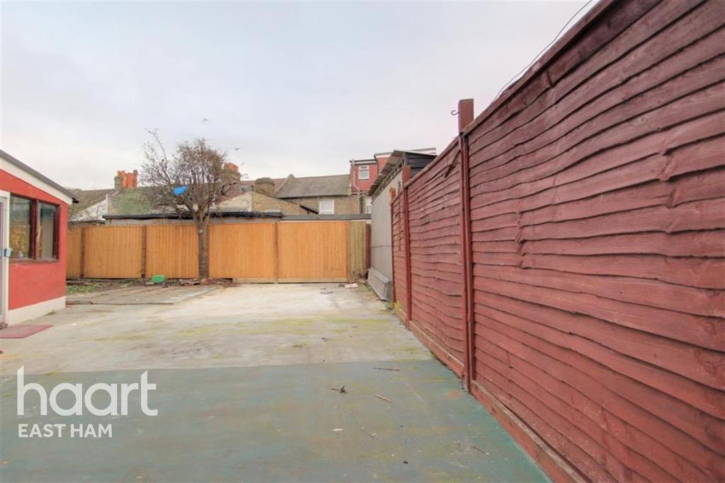Plashet Grove, E6 4 bed terraced house - £1,900 pcm (£438 pw)