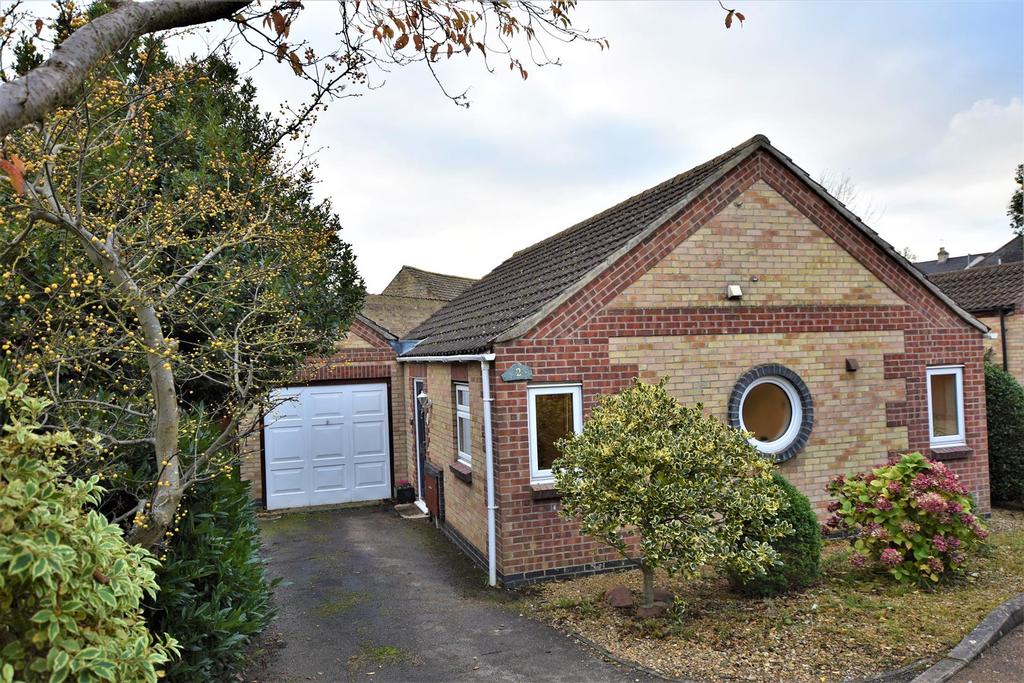 Fontwell Gardens, Stamford 2 bed detached bungalow - £279,950