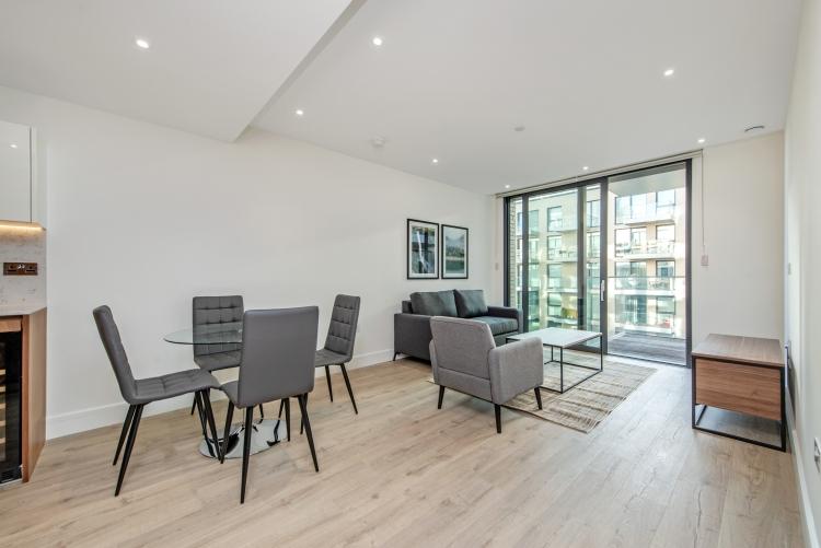 Piazza Walk London E1 2 bed flat - £2,600 pcm (£600 pw)