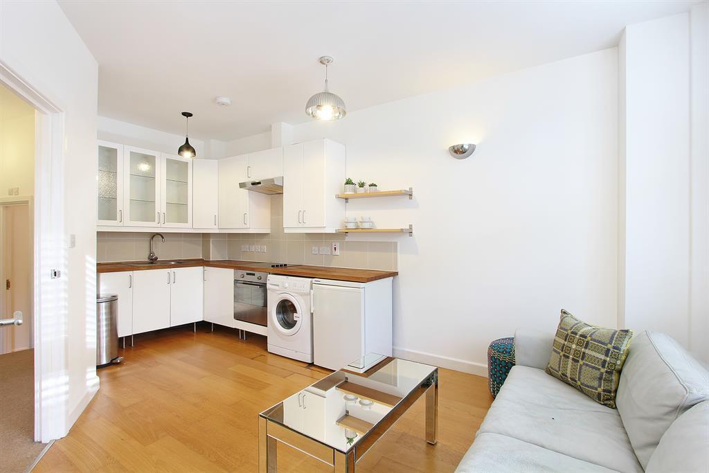 Loughborough Road, London, SW9 7TB 2 bed flat - £400,000