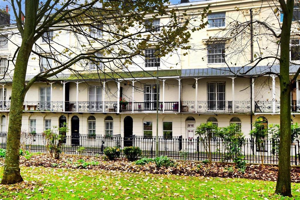 Russell Square, Brighton, East Sussex 2 bed ground floor maisonette - £ ...
