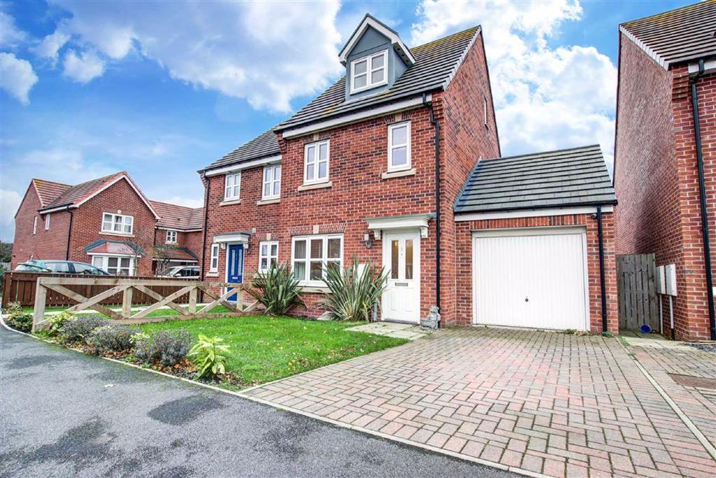 Dune Walk, Blyth, Northumberland, NE24 3 bed semi-detached house - £150,000