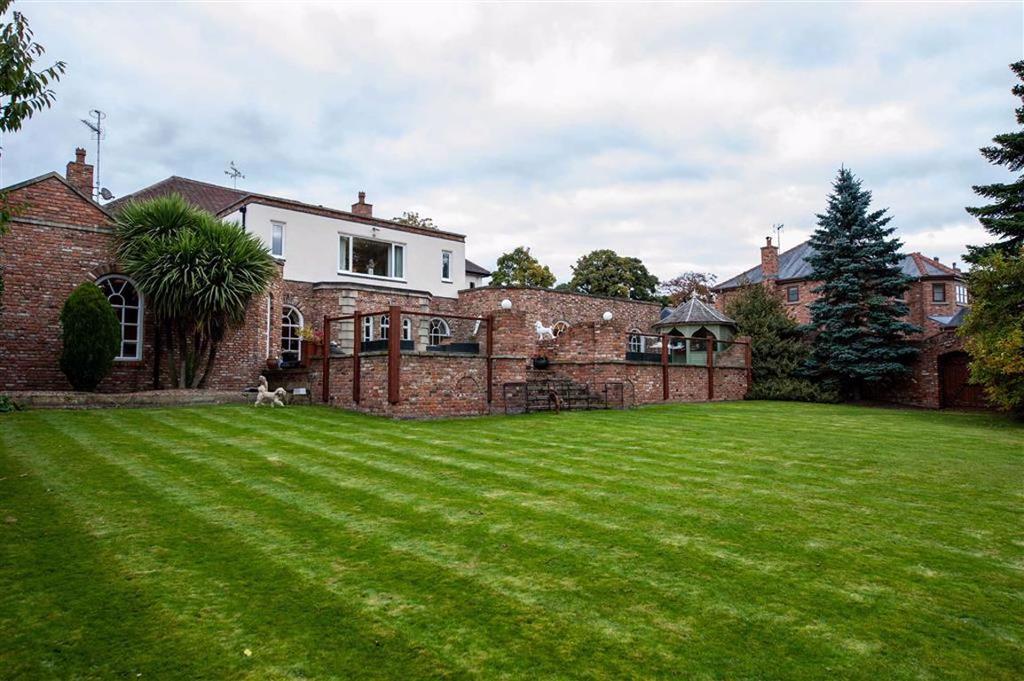 Selby Road, Garforth, Leeds, LS25 5 bed detached house - £1,200,000