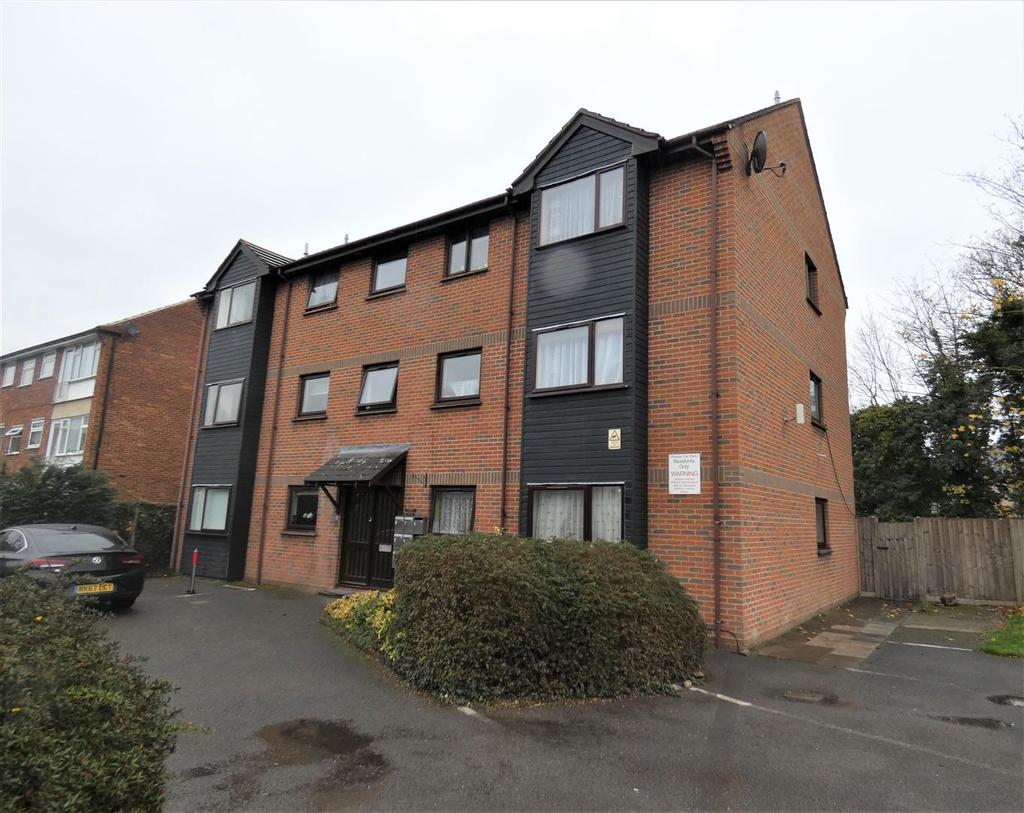 Thirkleby Close, Slough 2 bed flat - £950 pcm (£219 pw)