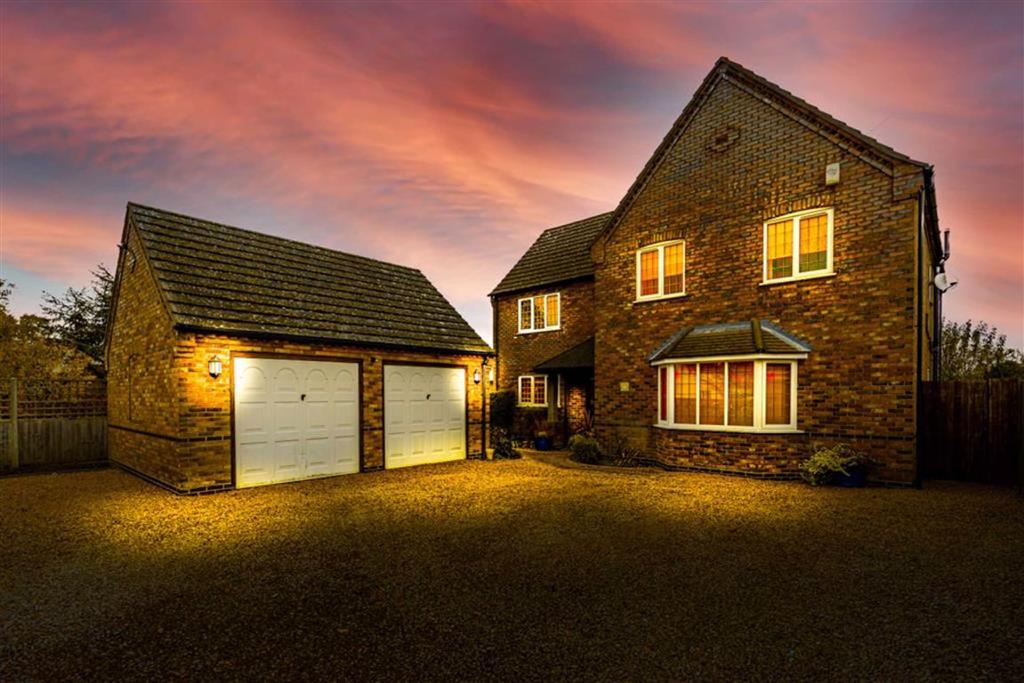 Stonegate, Cowbit 4 bed detached house - £400,000