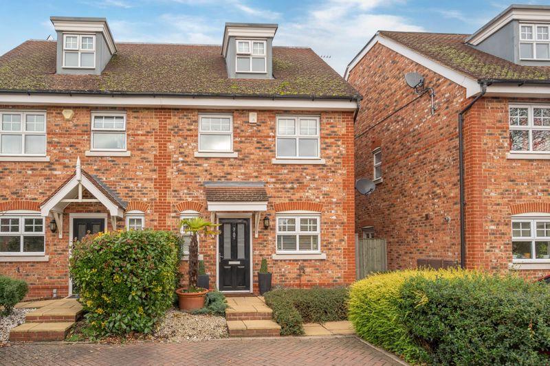 Northfield Farm Mews, Cobham 4 bed semi-detached house - £630,000