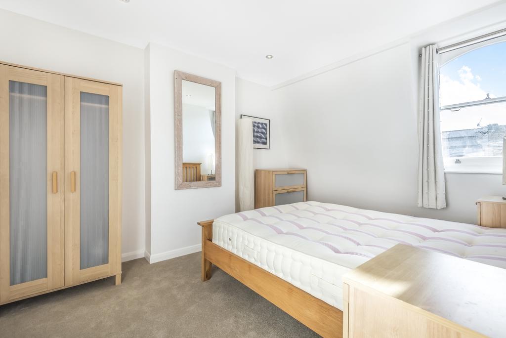 Oberstein Road London SW11 2 bed flat - £1,700 pcm (£392 pw)