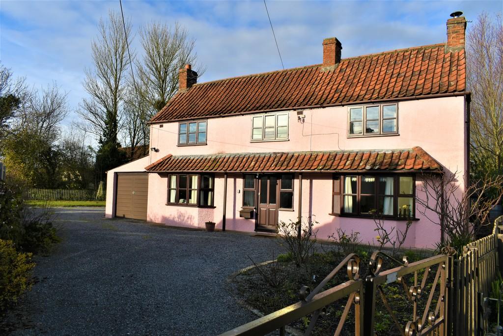 Charming detached cottage in a generous plot 3 bed detached house - £ ...