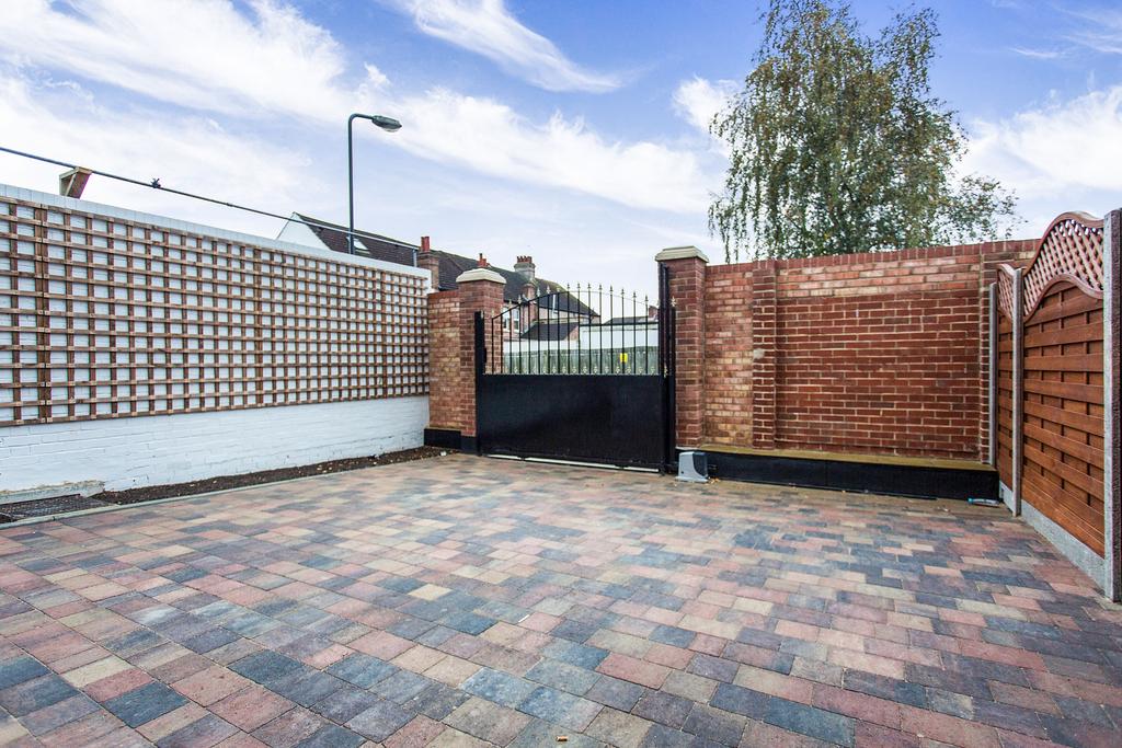 Harrow Road, Wembley, HA0 2 bed flat - £400,000