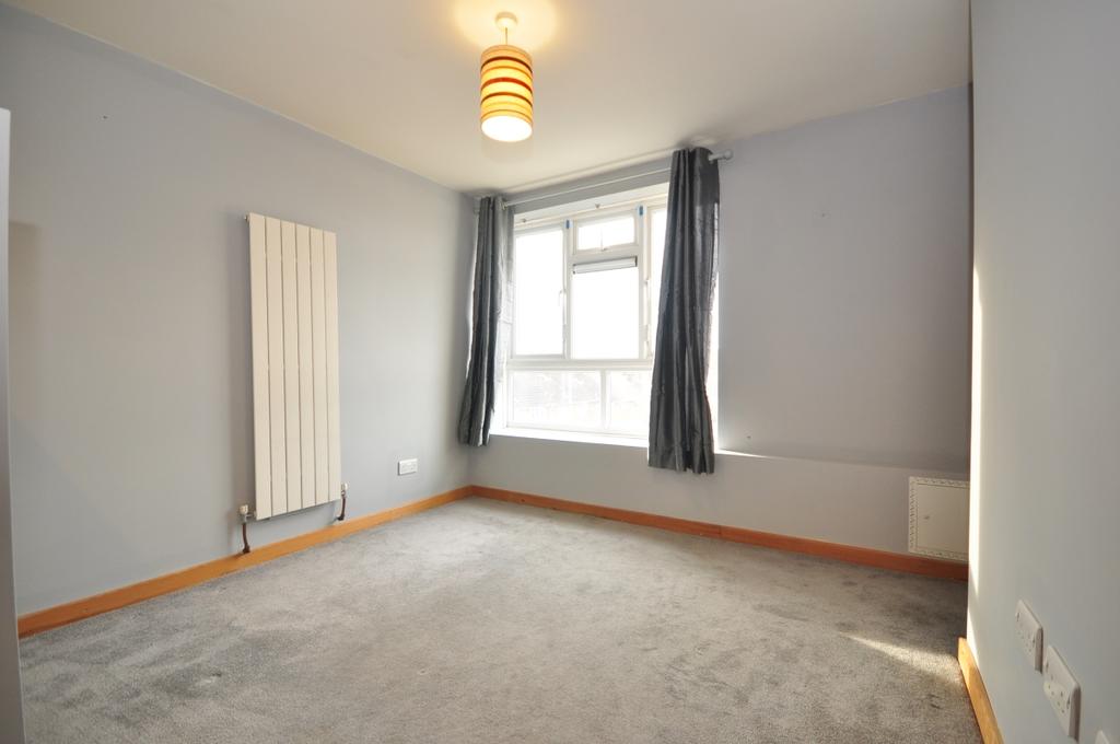 Whitmore Way, Basildon, SS14 1 bed flat - £700 pcm (£162 pw)