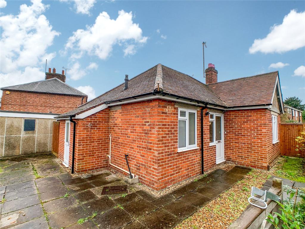 Crown Lane, Theale, Reading... 2 bed bungalow - £375,000