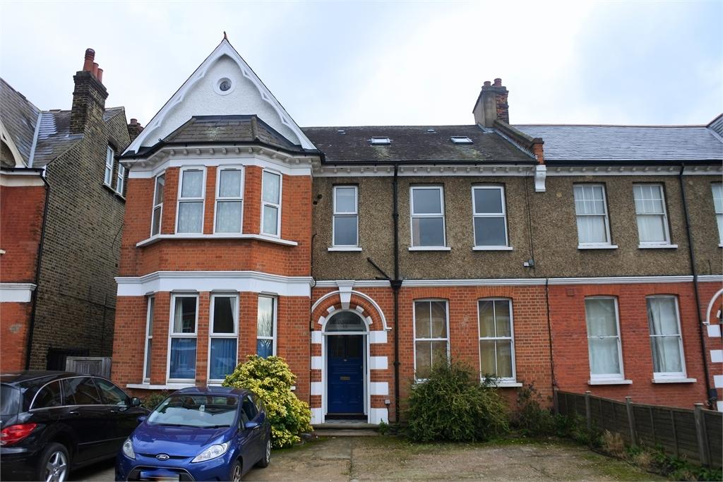 Bromley Road, Catford, London, SE6 2UA 2 bed ground floor flat - £1,400 ...