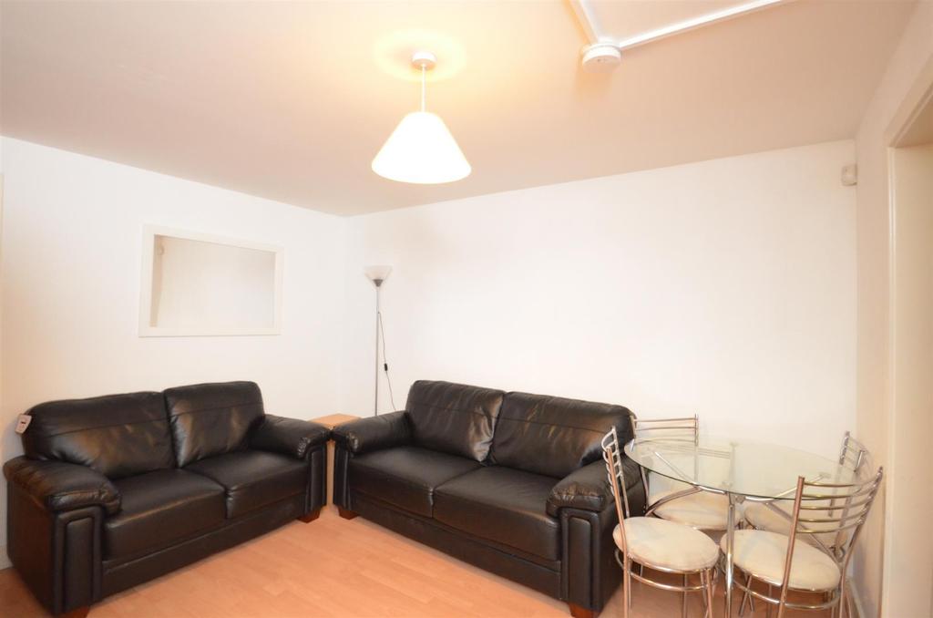 Skipton House, Lawrence Square York 3 bed private hall - £1,560 pcm (£ ...