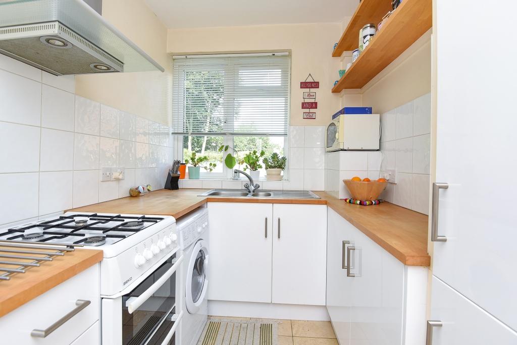 Albert Drive London SW19 2 bed flat - £1,400 pcm (£323 pw)