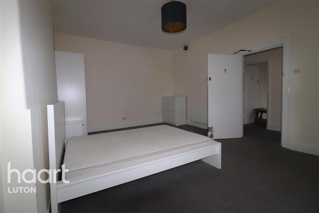 Castle Street, Luton 4 bed flat - £1,700 pcm (£392 pw)