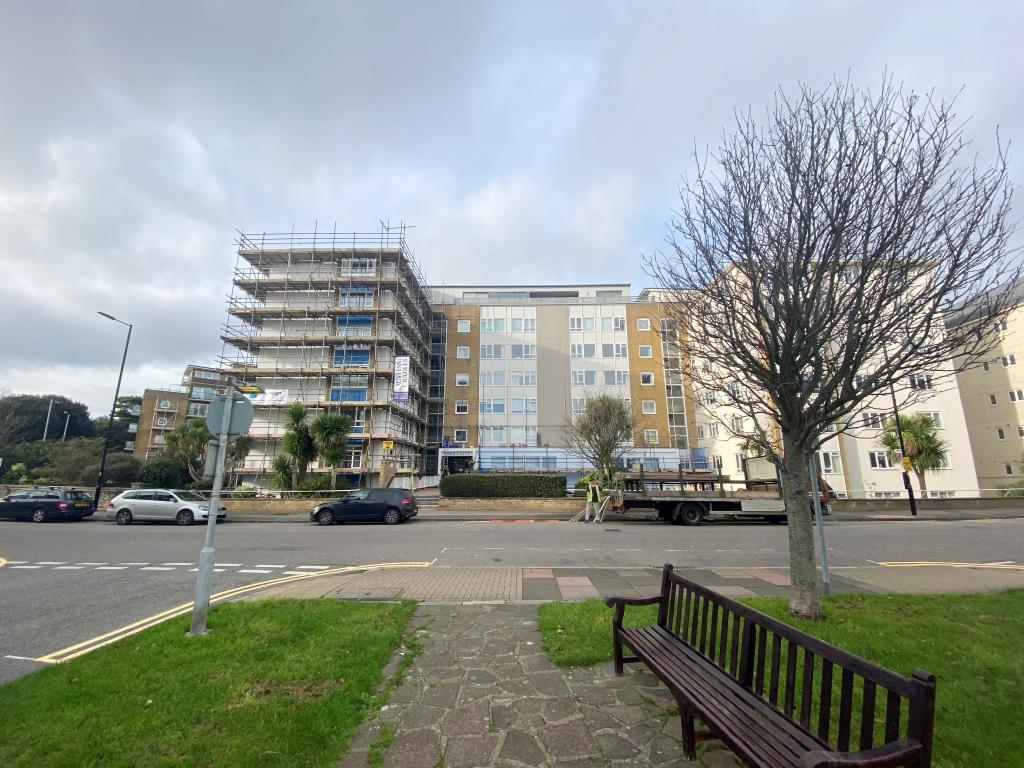Flat 49, Park Gates, Chiswick Place... 2 bed flat - £240,000