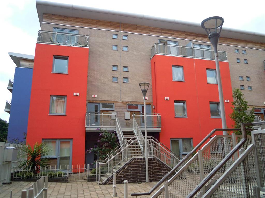 Cubitt Way, Woodston, Peterborough 2 bed flat - £750 pcm (£173 pw)