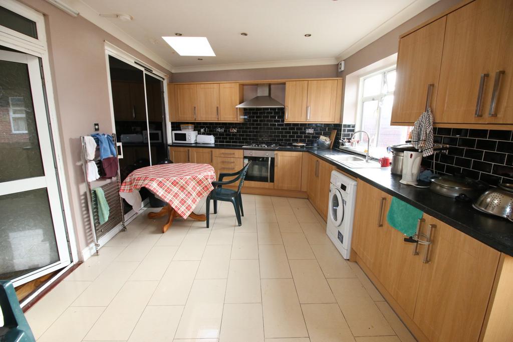 Bulstrode Road, HOUNSLOW, Greater... House share - £800 pcm (£185 pw)