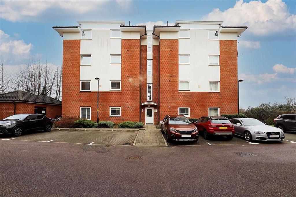 Clement Court, St Albans, Hertfordshire 2 bed flat - £1,200 pcm (£277 pw)
