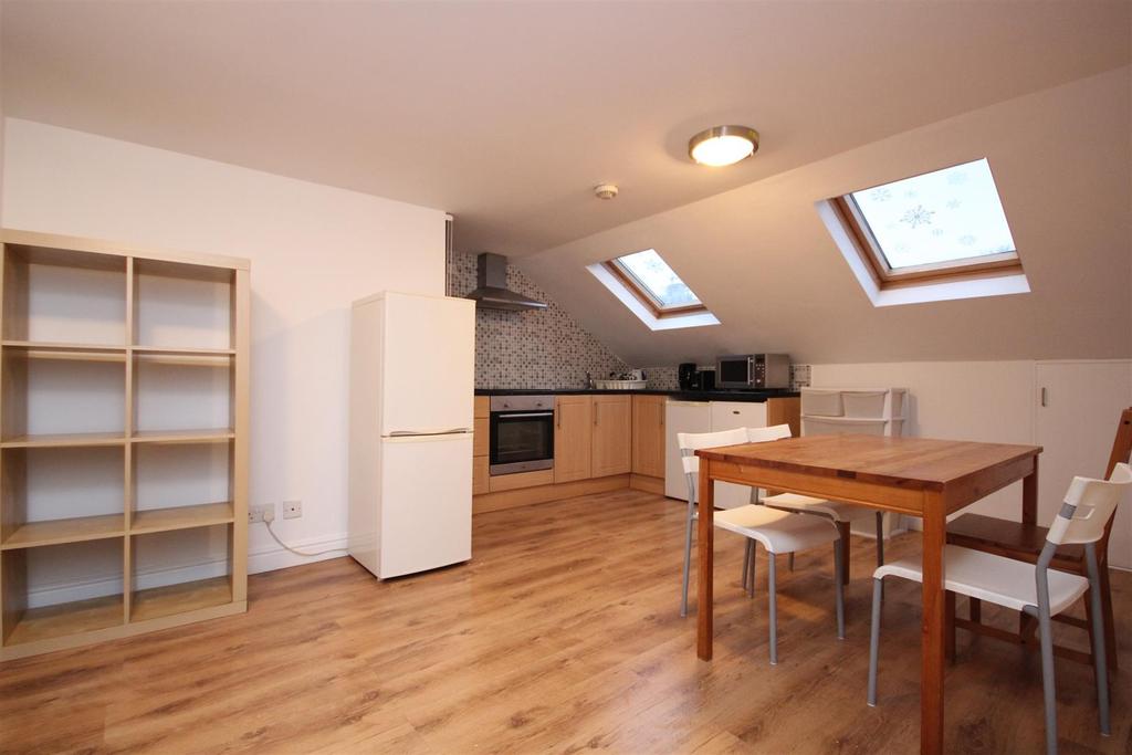 Wells House Road, North Acton, NW10 6EE 3 bed flat - £1,599 pcm (£369 pw)