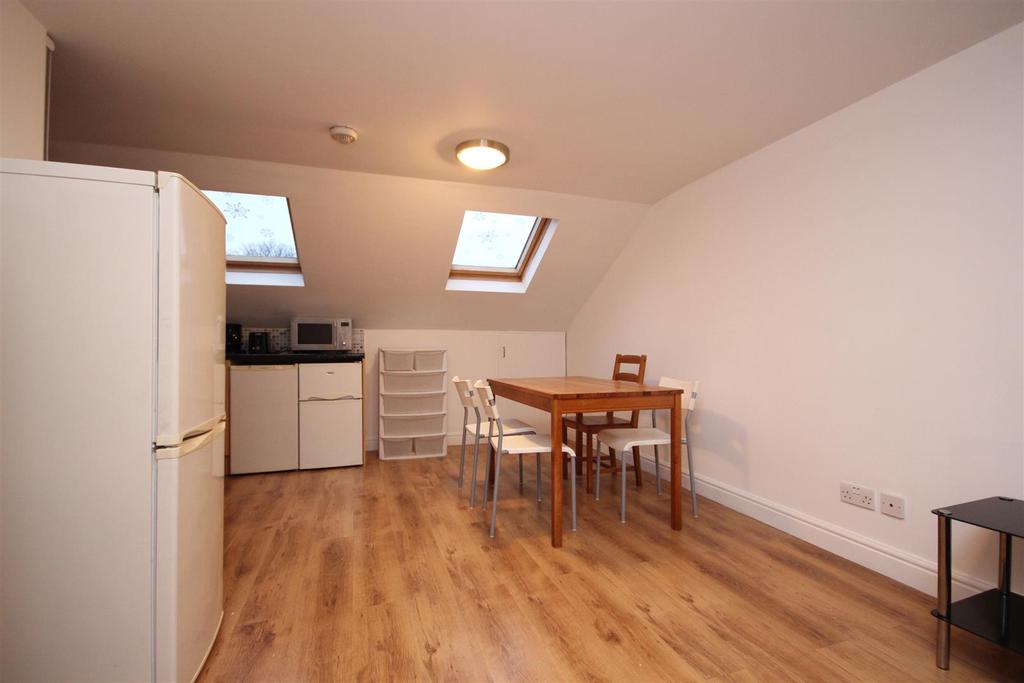 Wells House Road, North Acton, NW10 6EE 3 bed flat - £1,599 pcm (£369 pw)