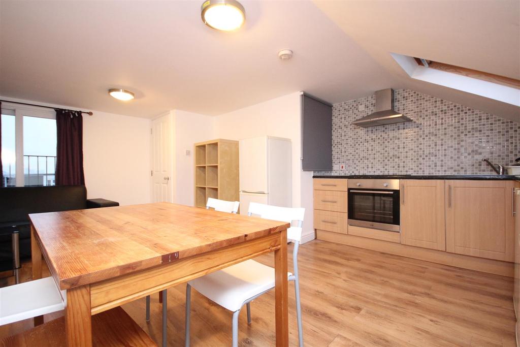 Wells House Road, North Acton, NW10 6EE 3 bed flat - £1,599 pcm (£369 pw)
