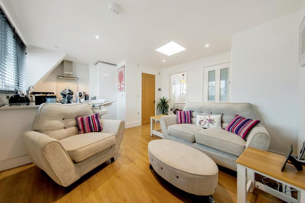 Morrish Rd, SW2 1 bed flat - £1,083 pcm (£250 pw)